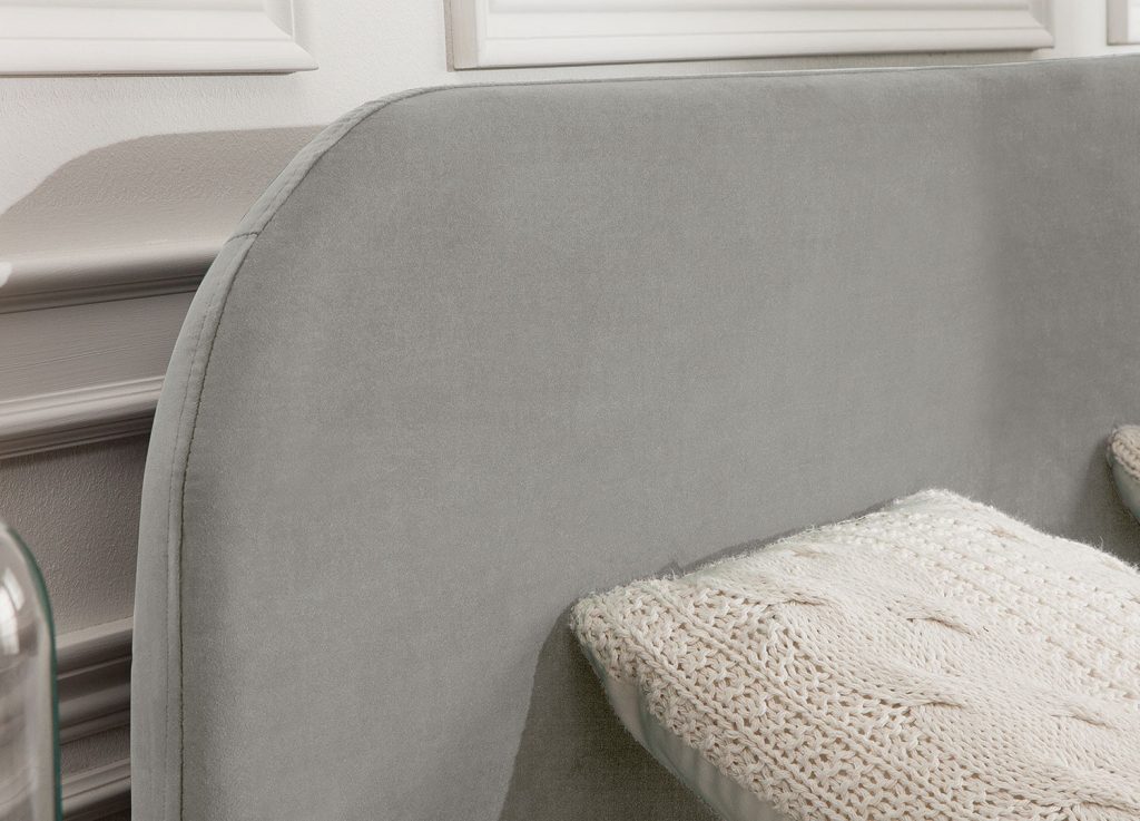 Lit double adulte en velours gris avec piétement en métal noir mat design