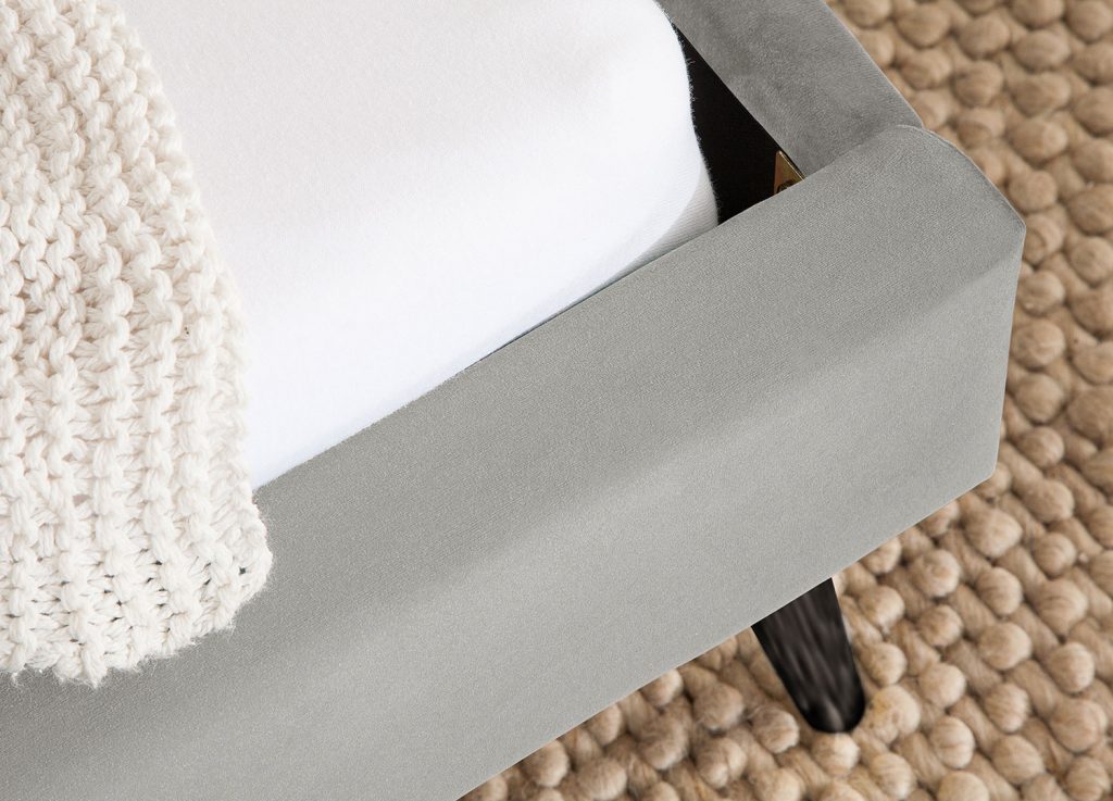 Lit double adulte en velours gris avec piétement en métal noir mat design