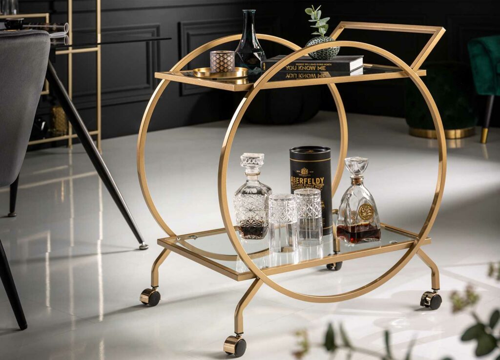 Chariot de service doré avec plateaux en verre