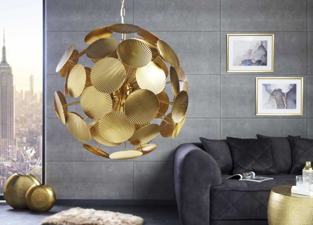 Lustre en métal doré aspect pétales de fleurs design