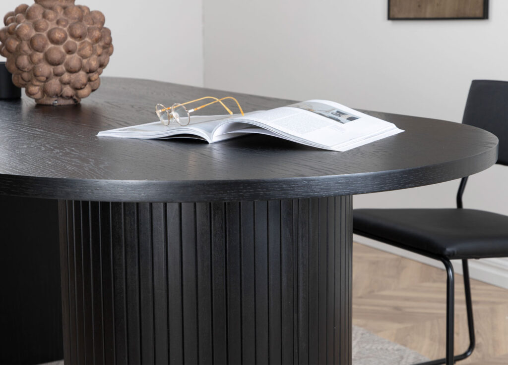 Table à manger ovale de 200cm aspect bois de noyer noir