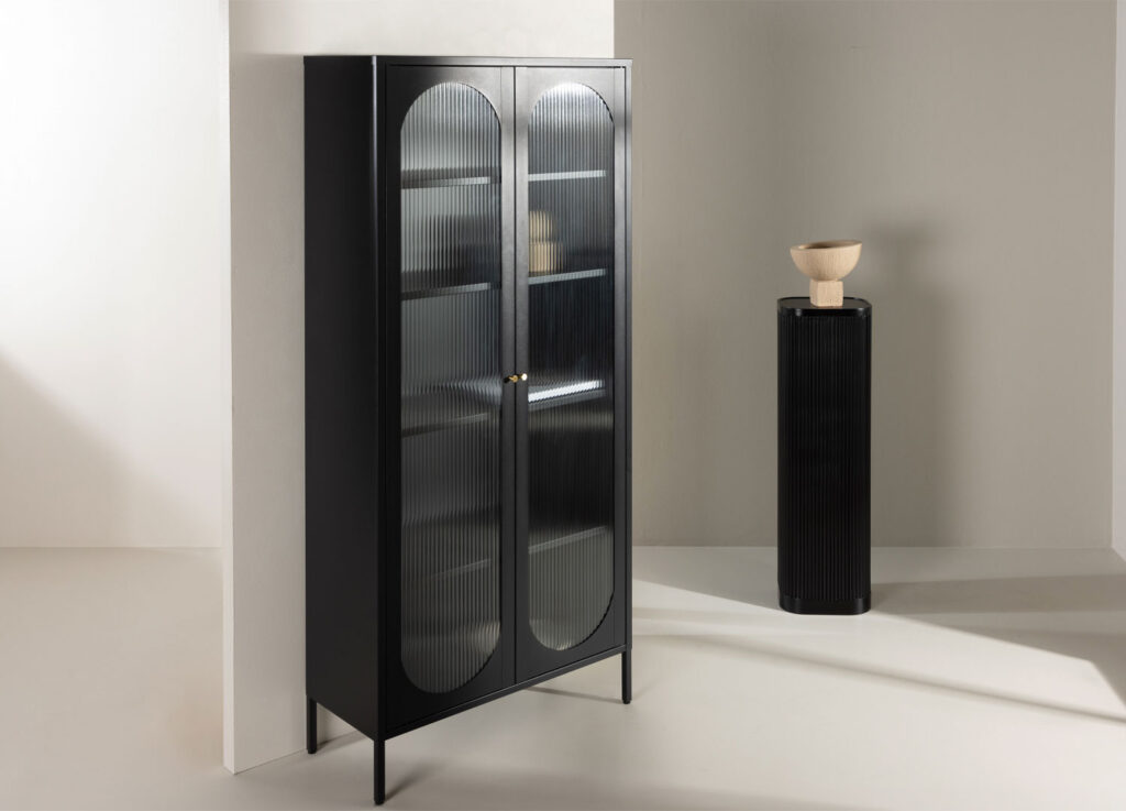 Vitrine 180cm en métal noir et portes en verre strié design